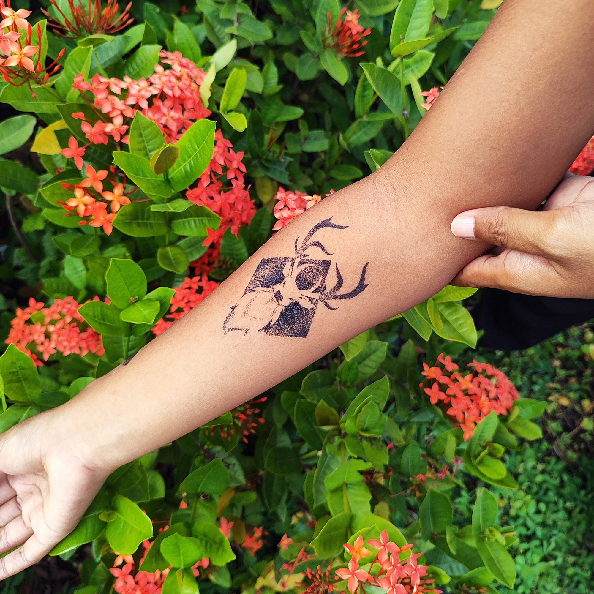 Tatuaggio Logo Cervo Mimetico