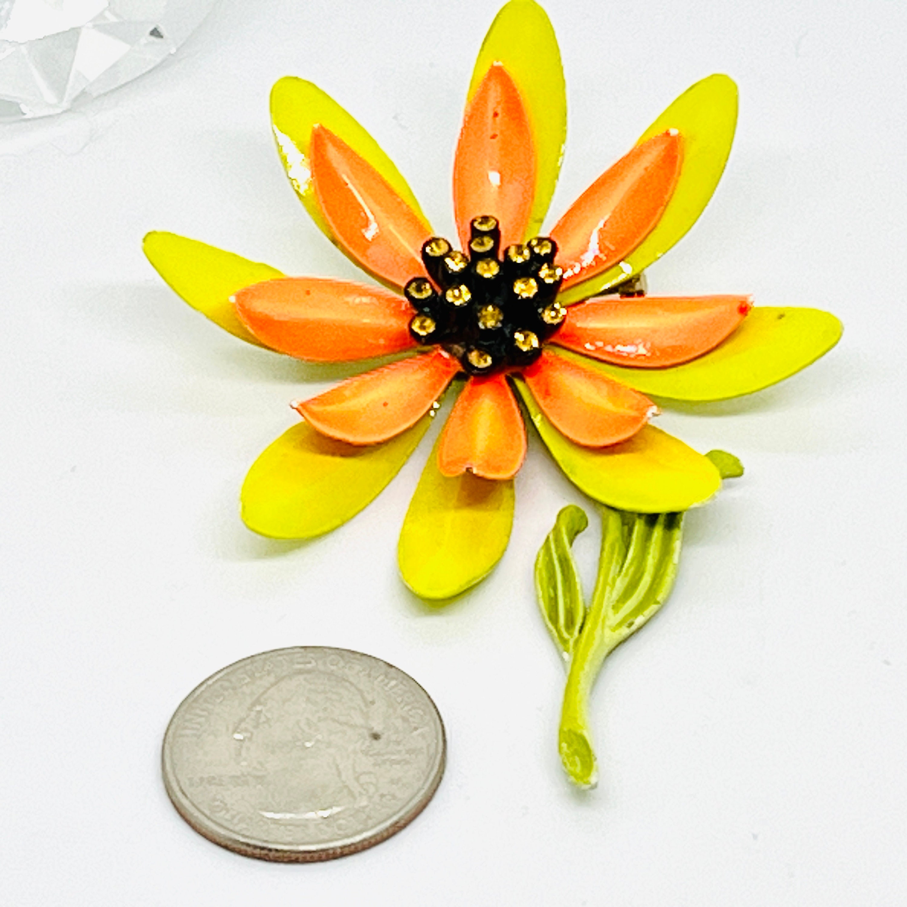 Jaune ensoleillé, épingle à marguerite orange néon, vers les années ...