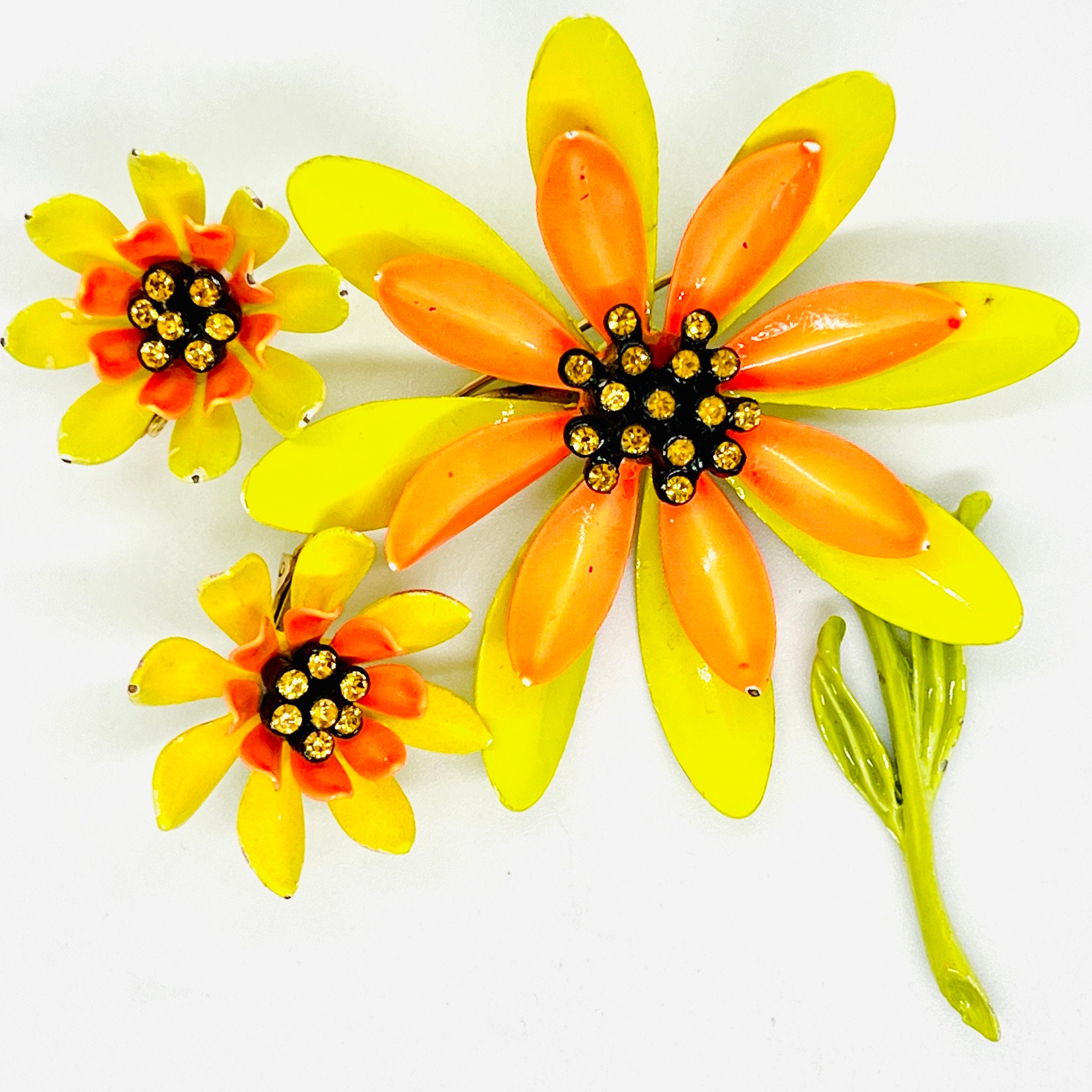 Jaune ensoleillé, épingle à marguerite orange néon, vers les années ...