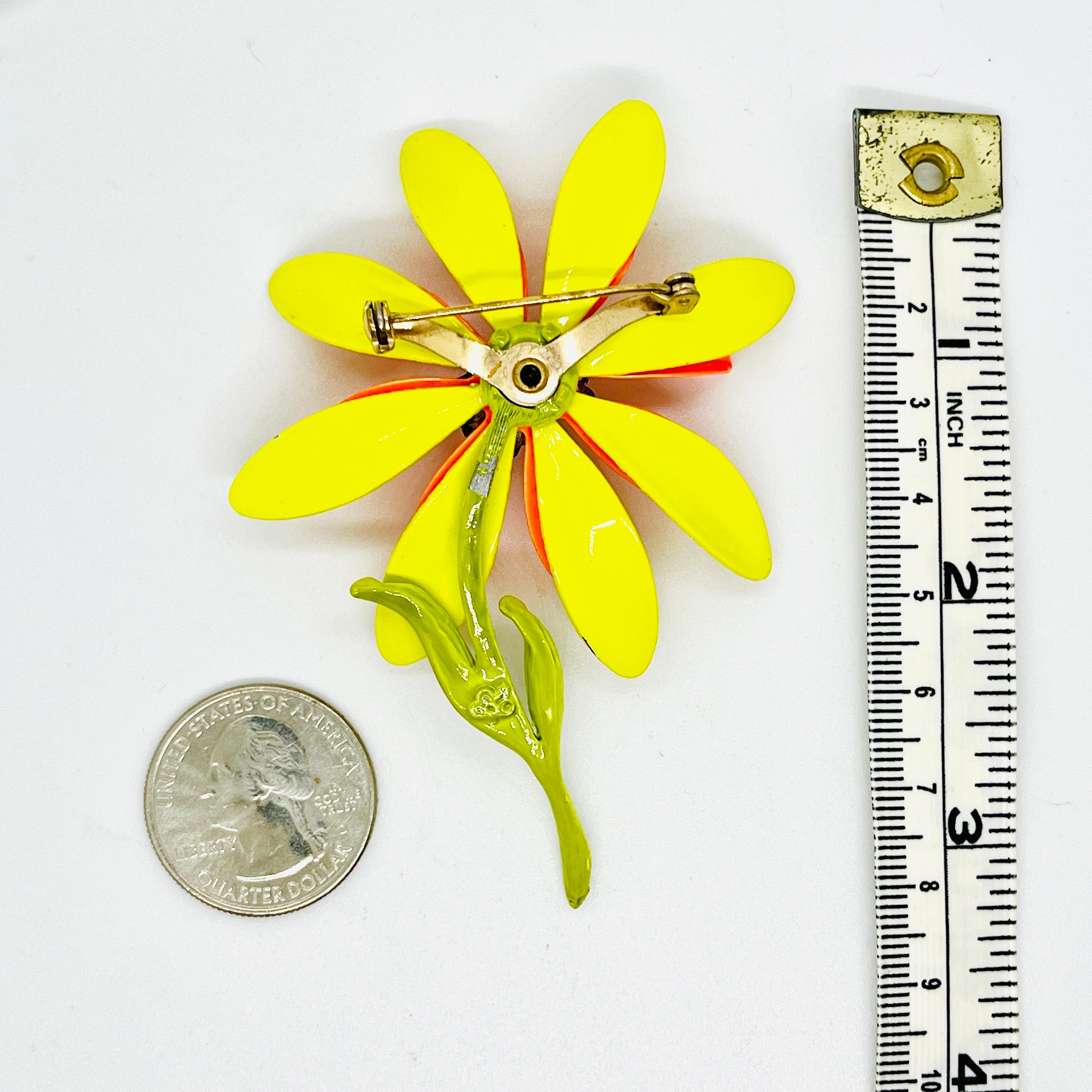 Jaune ensoleillé, épingle à marguerite orange néon, vers les années ...