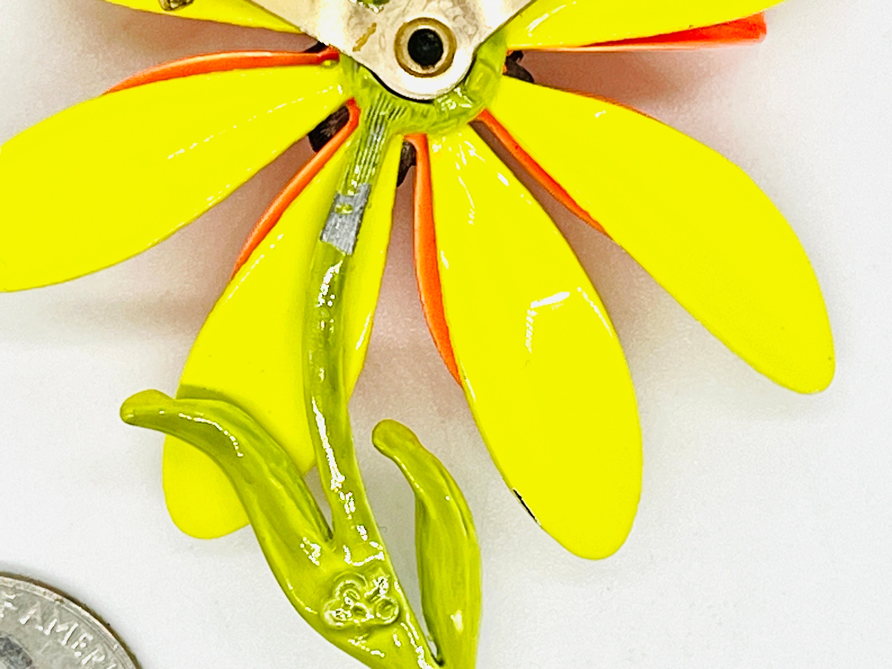 Jaune ensoleillé, épingle à marguerite orange néon, vers les années ...