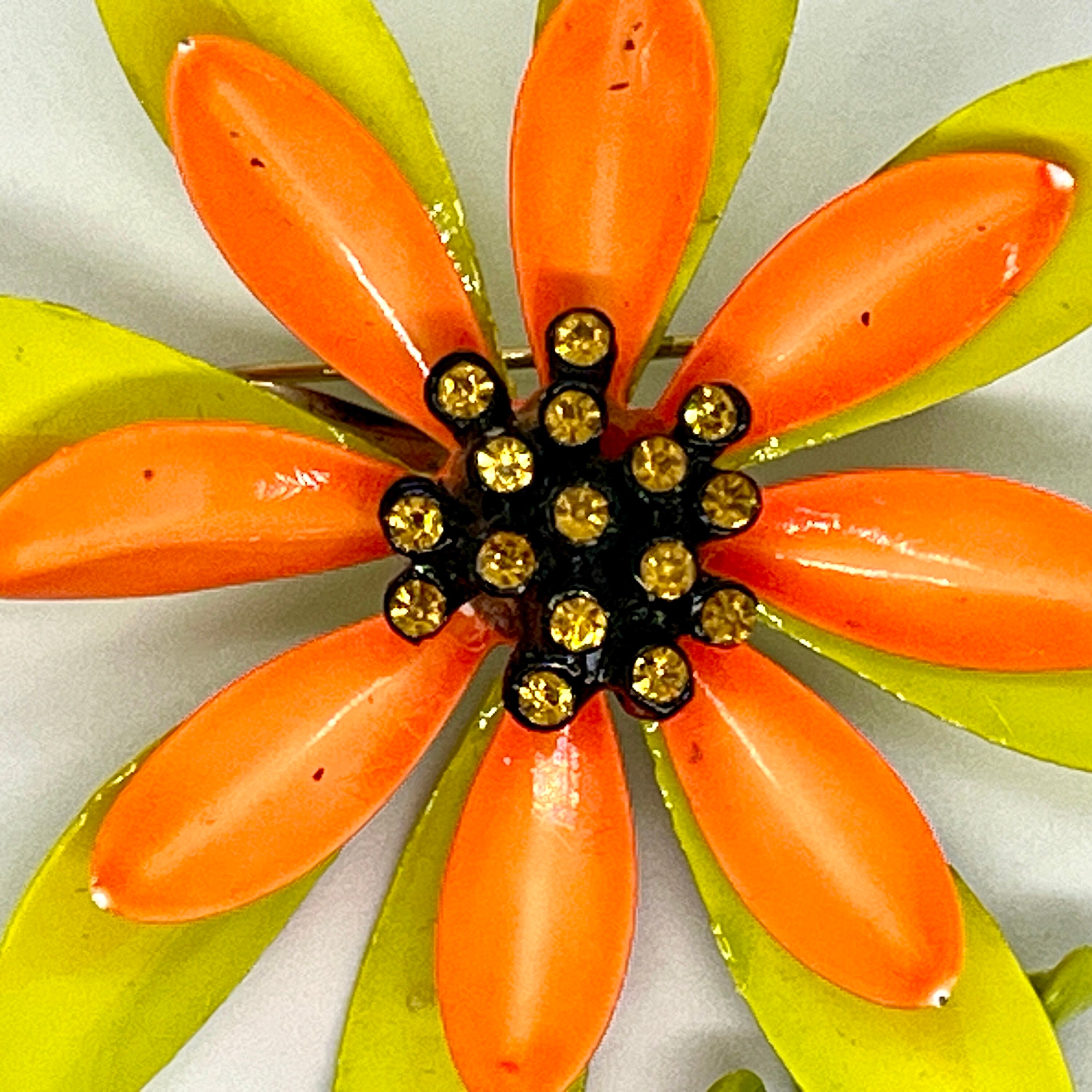 Jaune ensoleillé, épingle à marguerite orange néon, vers les années ...