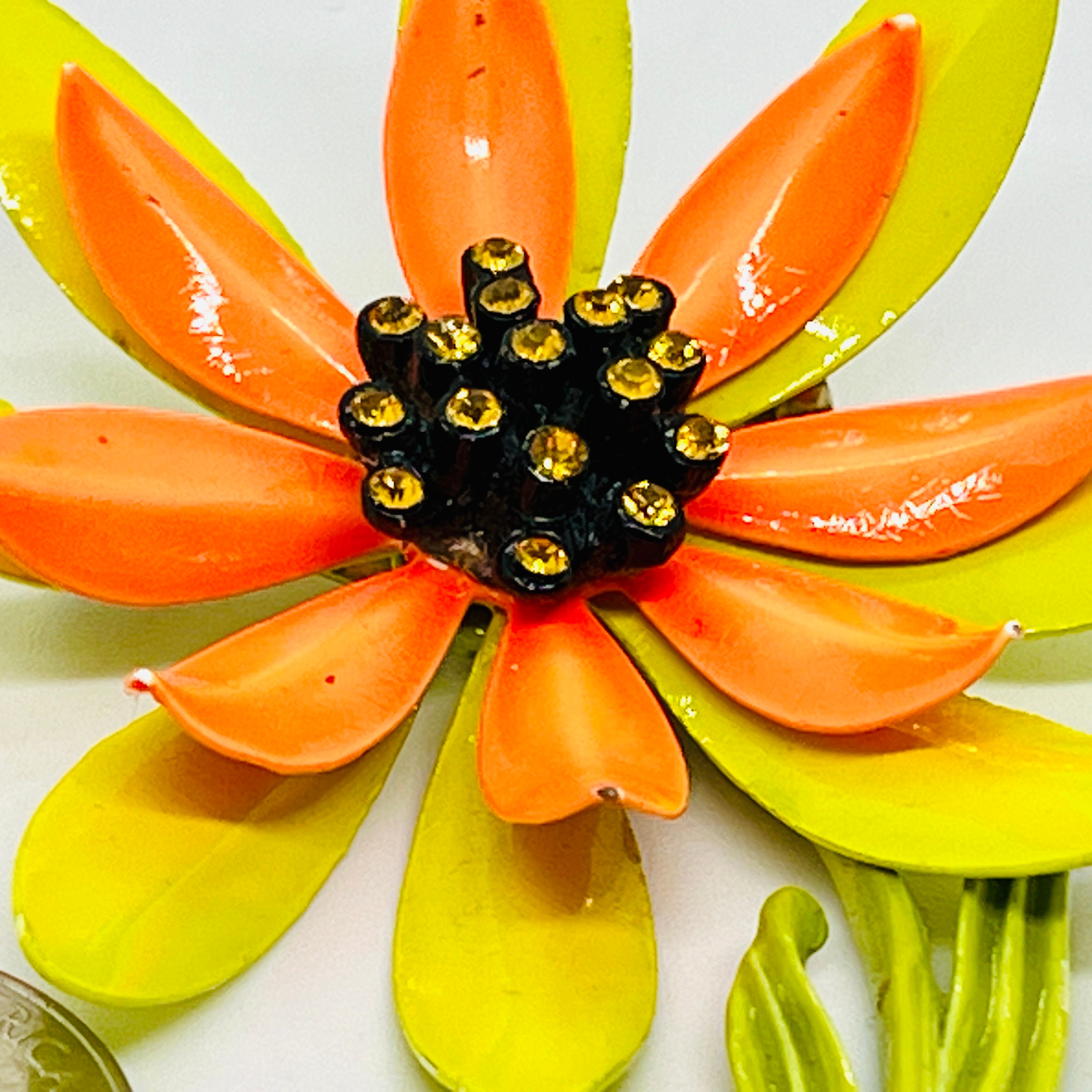 Jaune ensoleillé, épingle à marguerite orange néon, vers les années ...