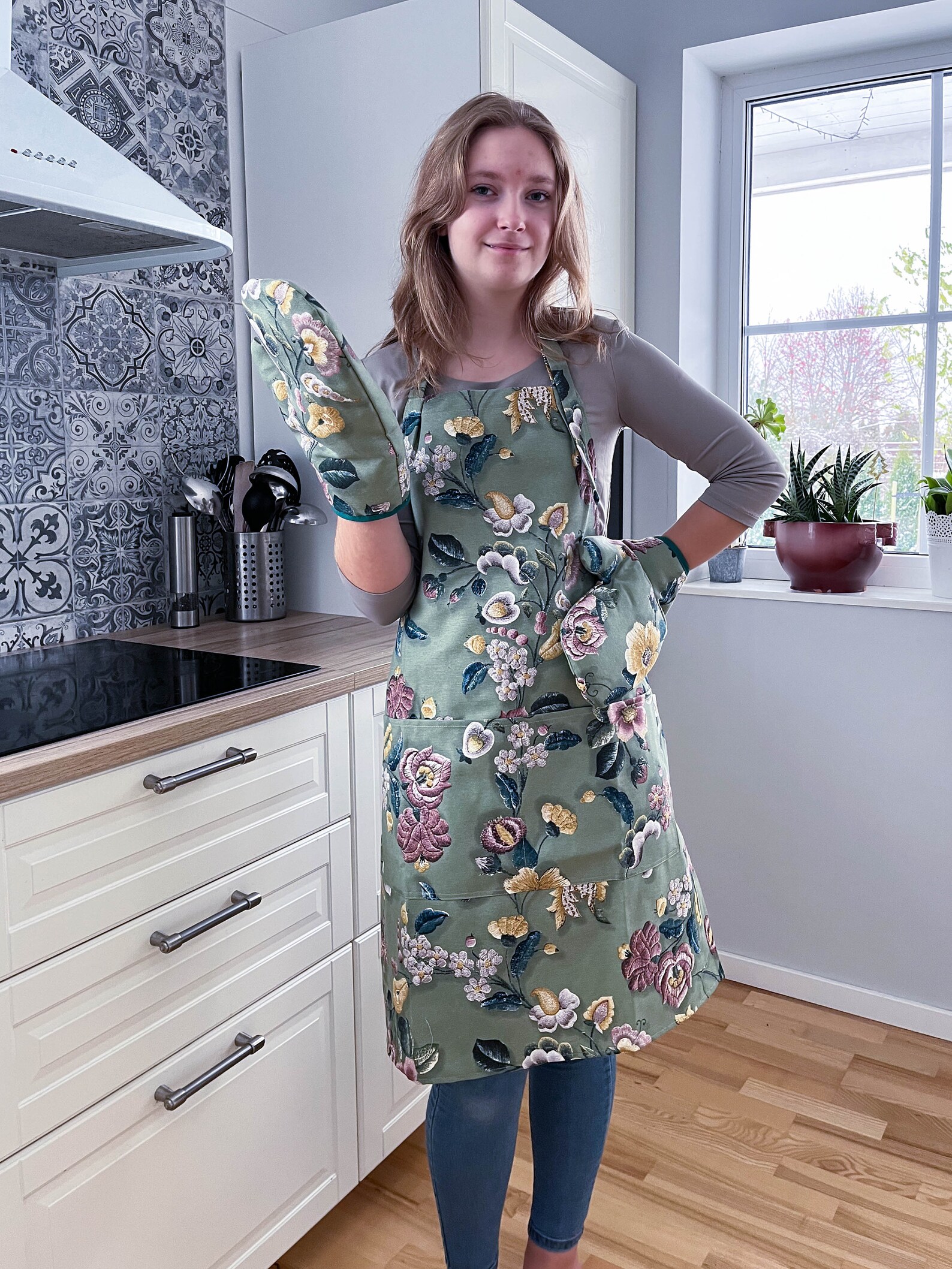 Green Floral Kitchen Apron for Woman. Vintage Style Flowers Apron and ...