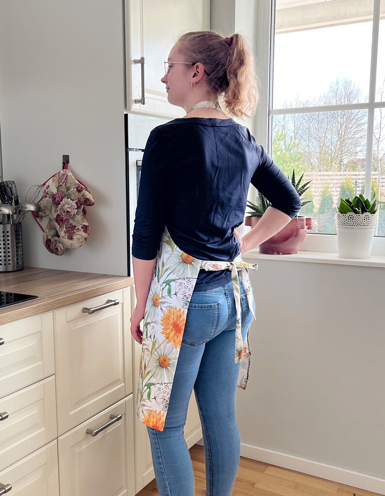 Daisy Print Summer Flowers Kitchen Apron for Woman. Floral Pattern ...