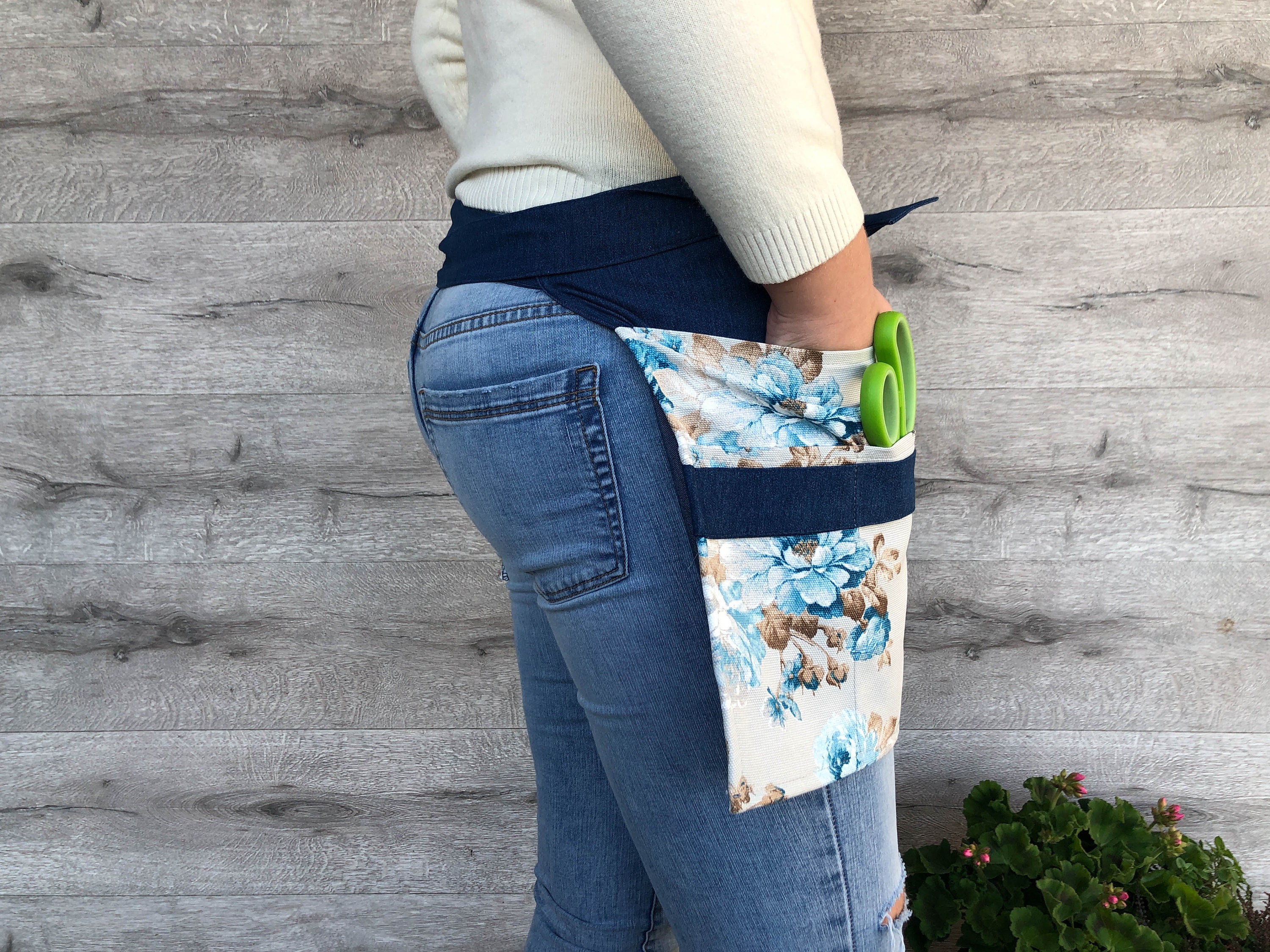 Blue Roses Gardening Apron. Beautiful Florist Apron for - Etsy