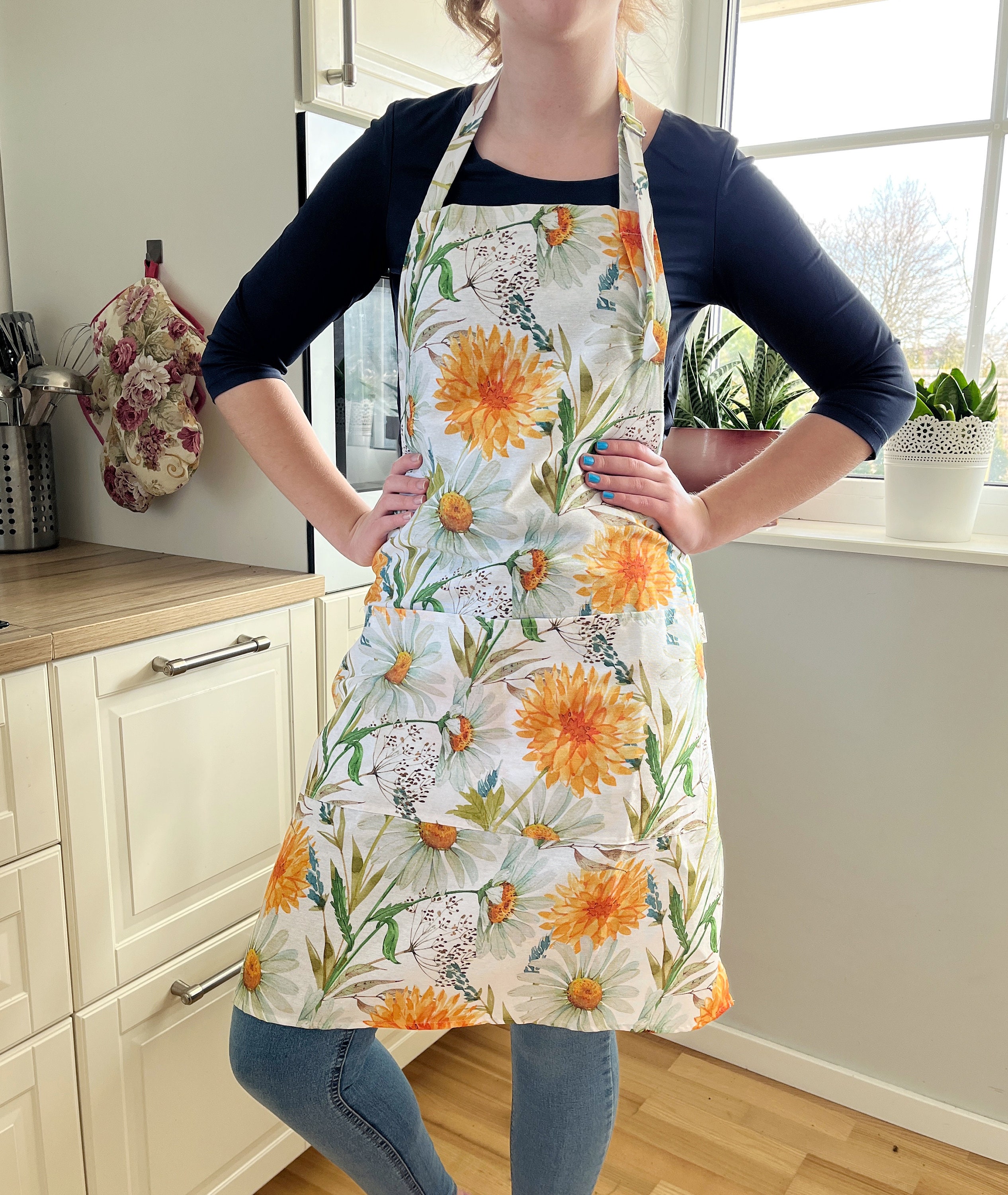 Daisy Print Summer Flowers Kitchen Apron for Woman. Floral Pattern ...