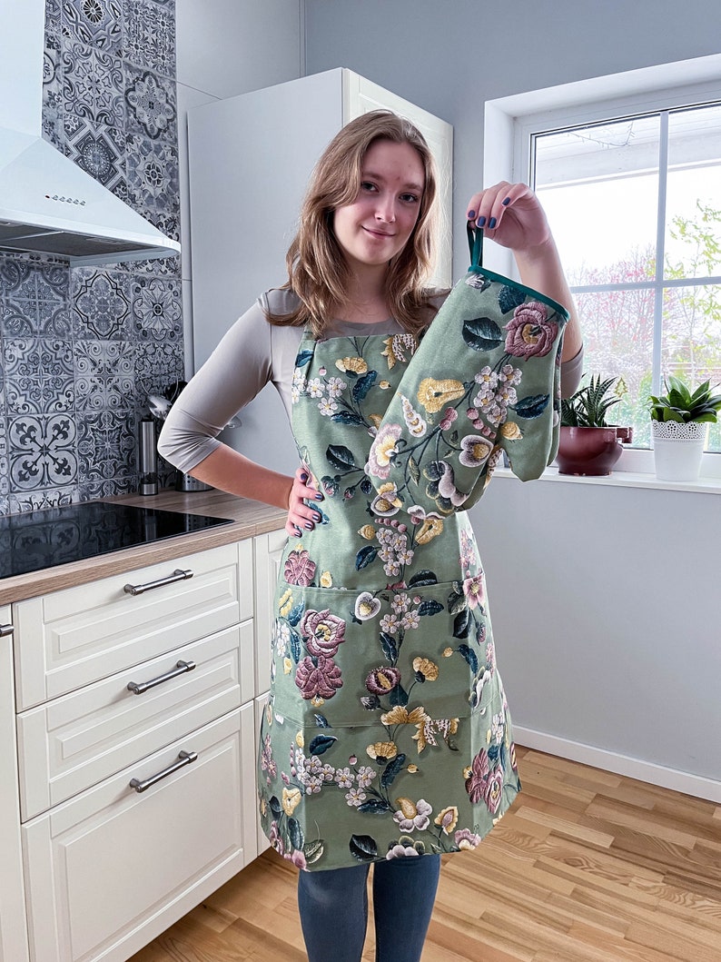 Green Floral Kitchen Apron for Woman. Vintage Style Flowers Apron and ...