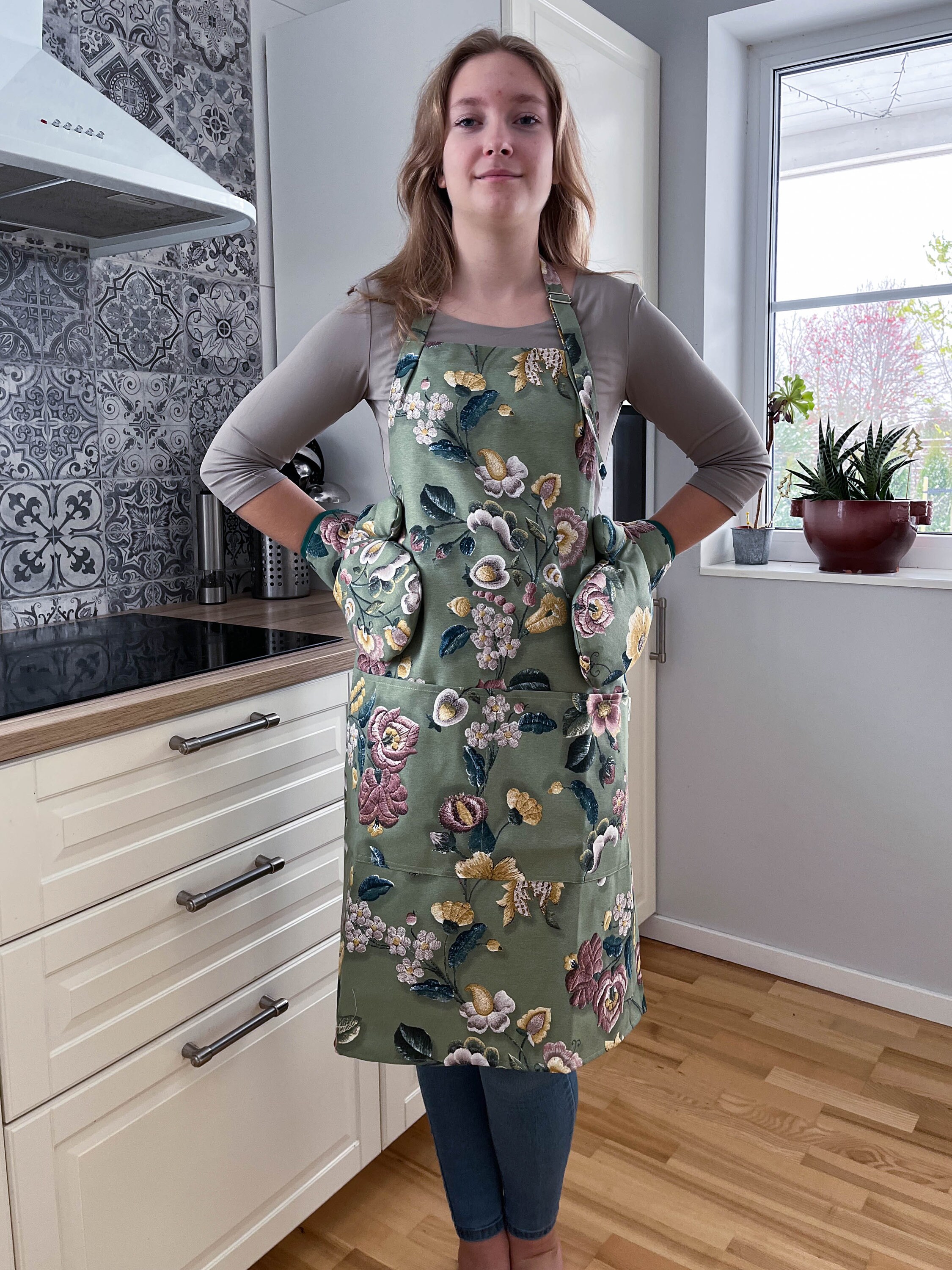 Green Floral Kitchen Apron for Woman. Vintage Style Flowers Apron and ...