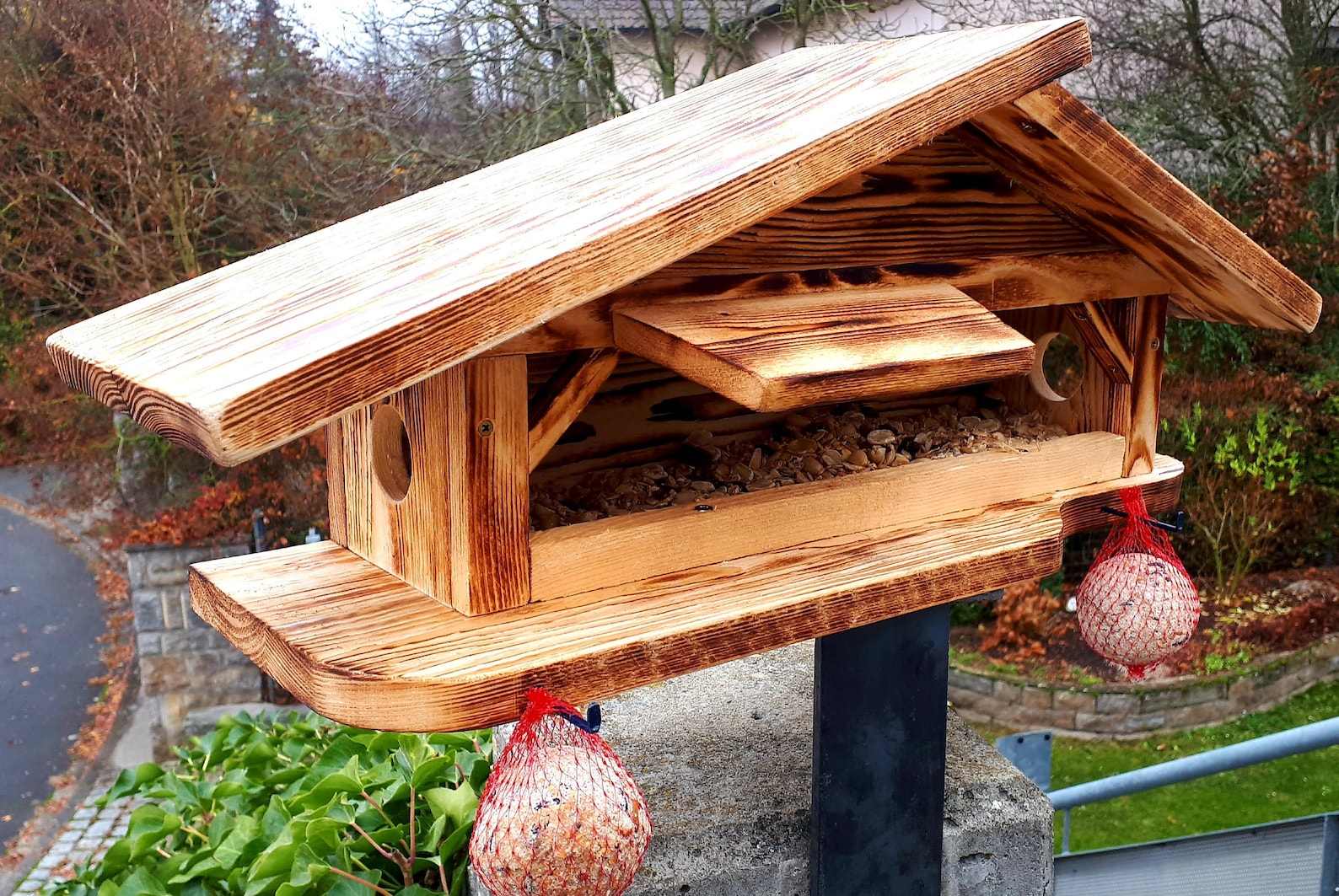 Massives Futterhaus Vogelhaus aus Holz geflammt - Etsy.de