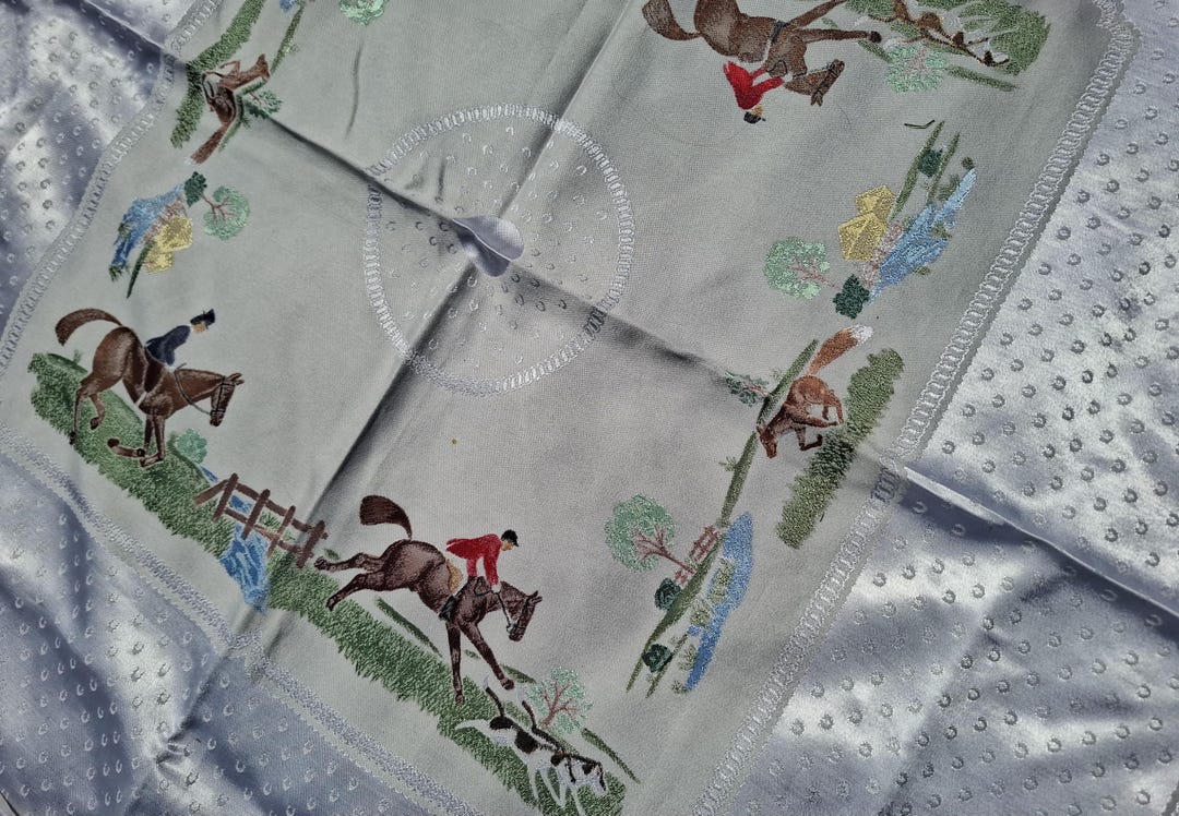 A Vintage Tablecloth and Napkins. Fox Hunting Horse and Hound Scene ...