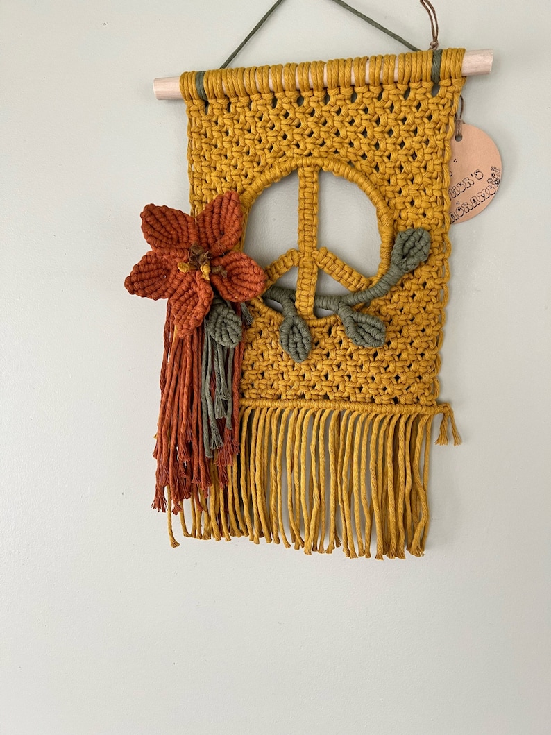 Macrame imagine Wall Hanging Peace With Flowers - Etsy