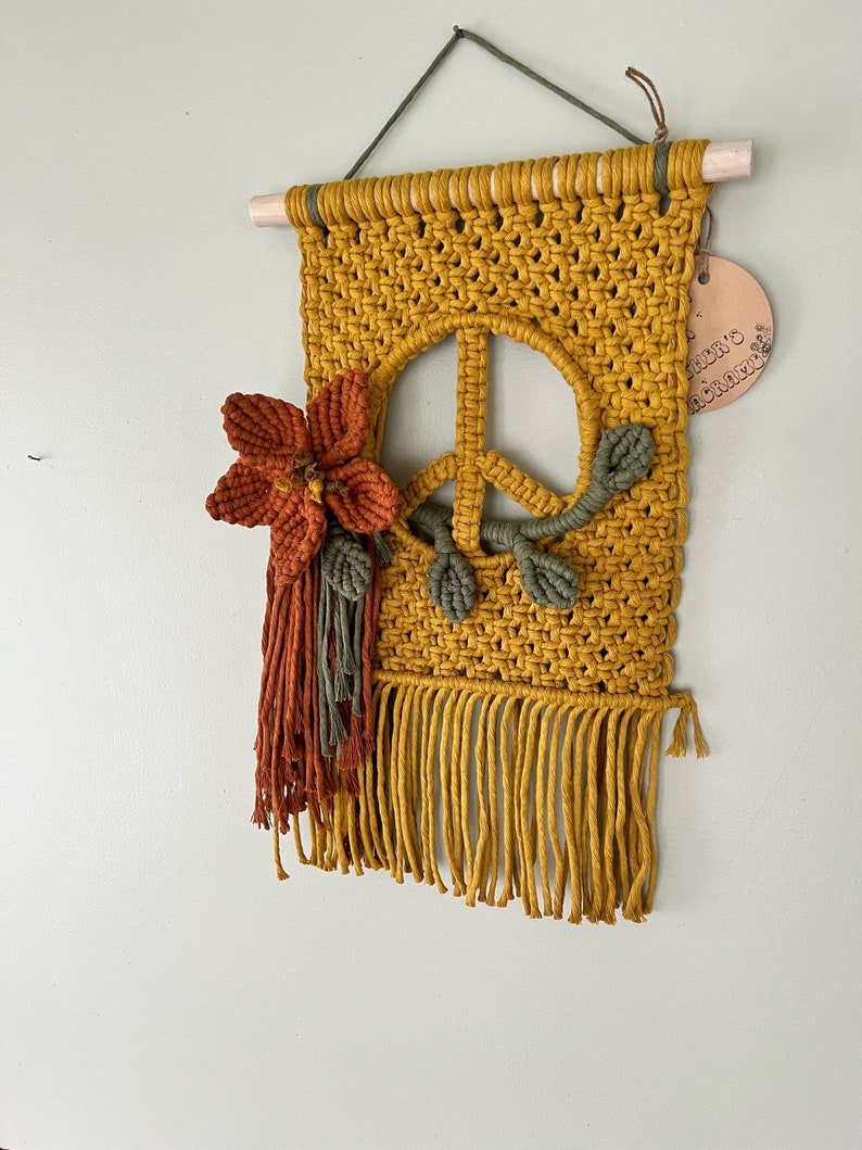 Macrame imagine Wall Hanging Peace With Flowers - Etsy