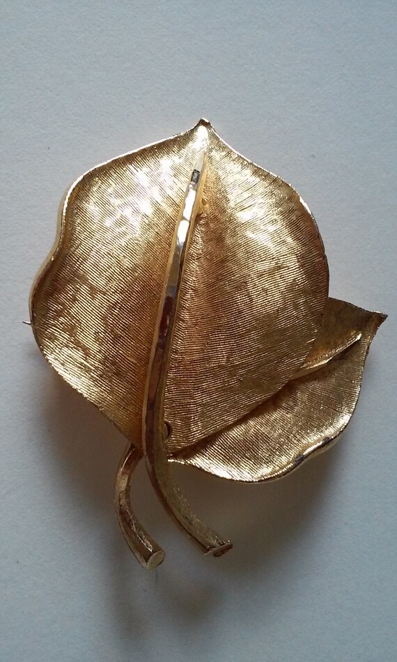 Vintage Brushed Gold Tone Textured Leaf Brooch Signed… - Gem