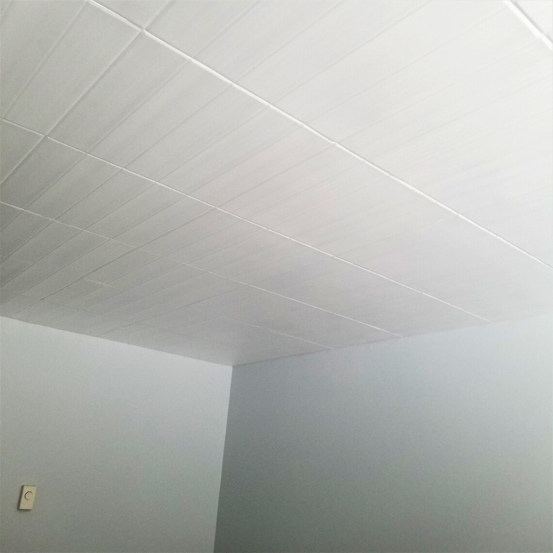 Styrofoam Ceiling Tiles in Beadboard Style to Cover Popcorn. Easy DIY ...
