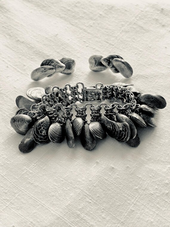 Vintage NAPIER Clam Shell Bracelet and Matching Earri… - Gem