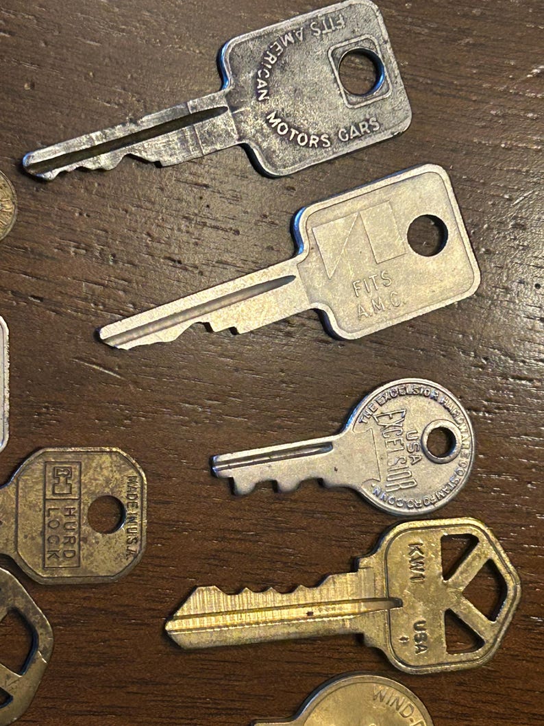 13 Vintage Keys - Etsy