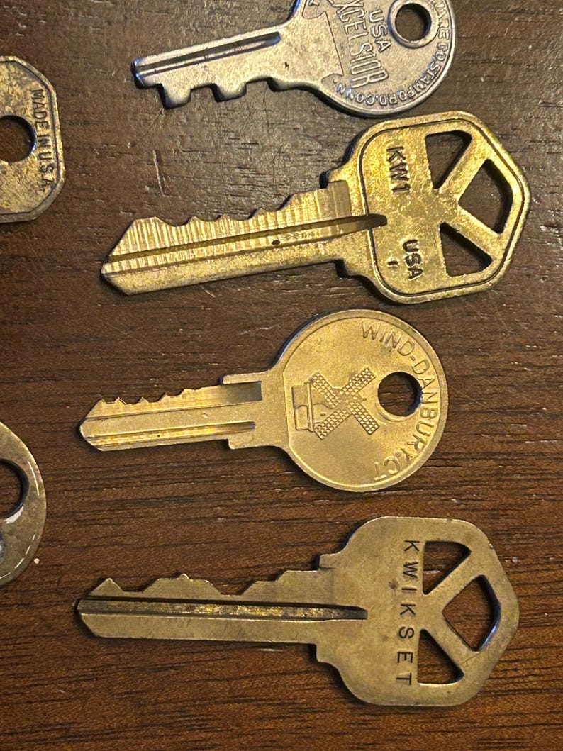 13 Vintage Keys - Etsy