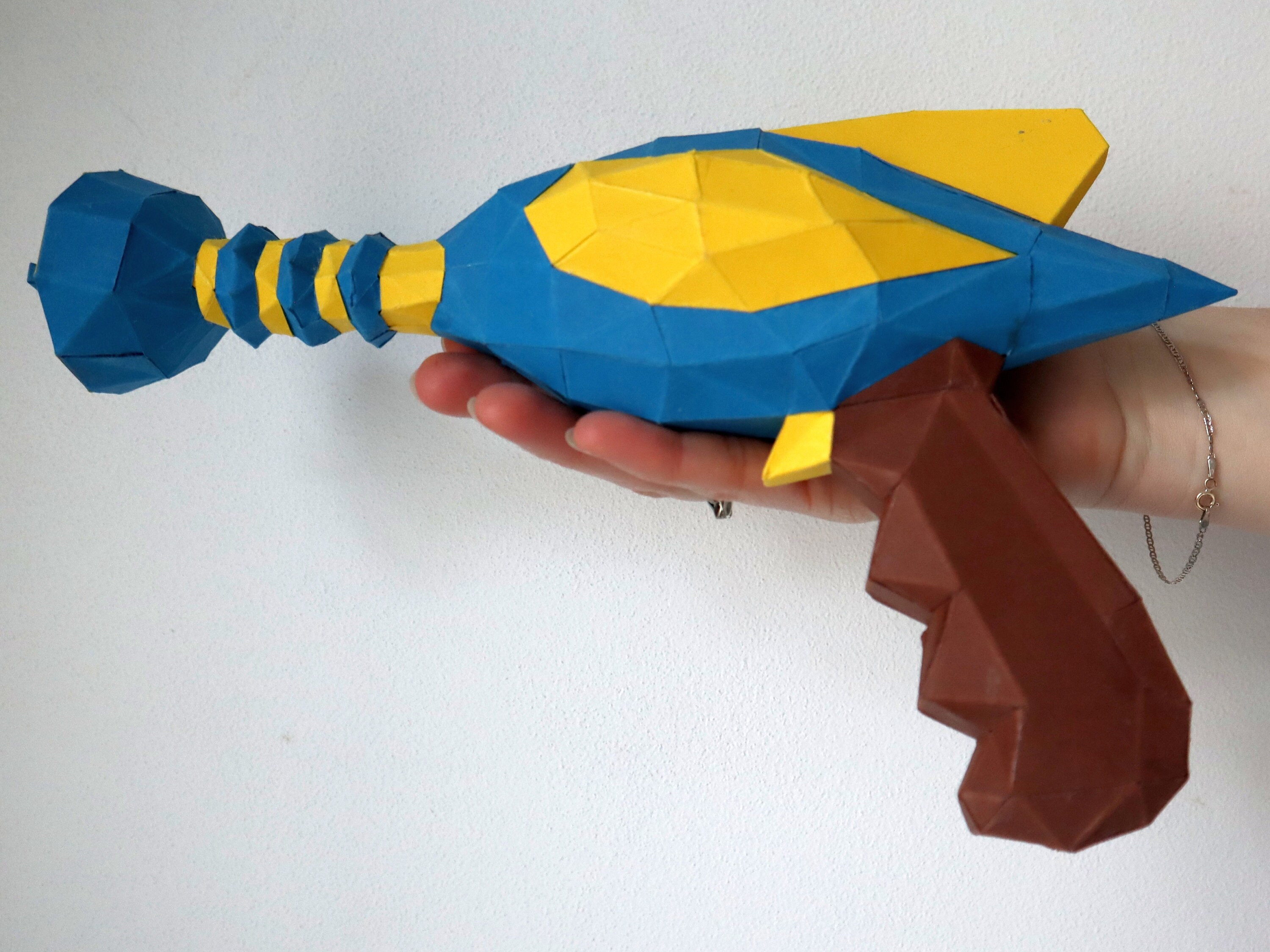 Arme Papercraft, Ray Gun, Laser lowpoly, modèle prêt à découper SVG ...