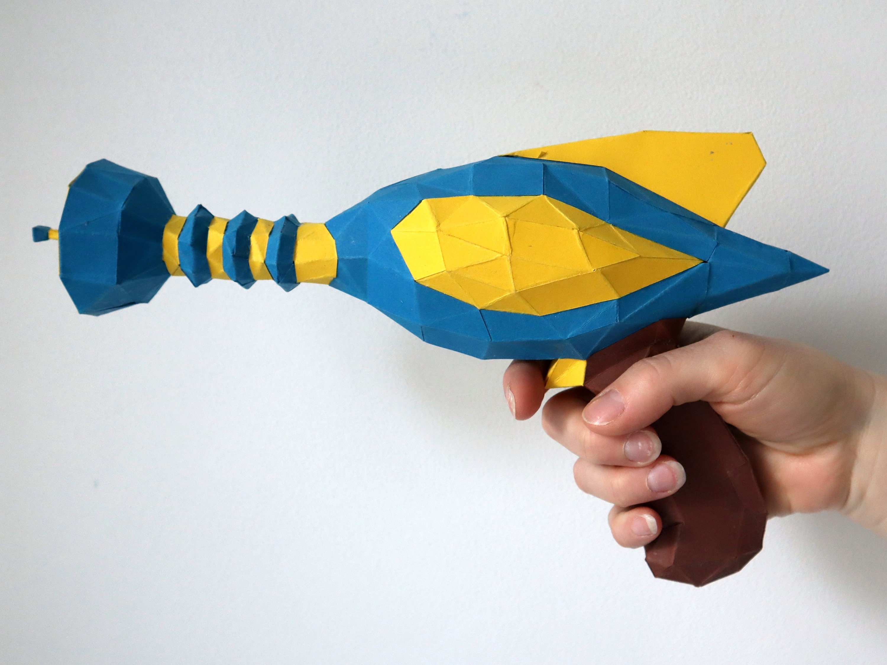 Arme Papercraft, Ray Gun, Laser lowpoly, modèle prêt à découper SVG ...