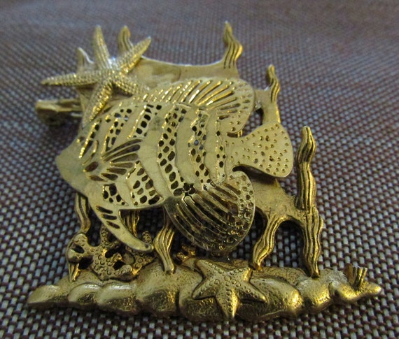 Vintage Matte & Shiny Gold Undersea Fish Brooch by JJ - Gem