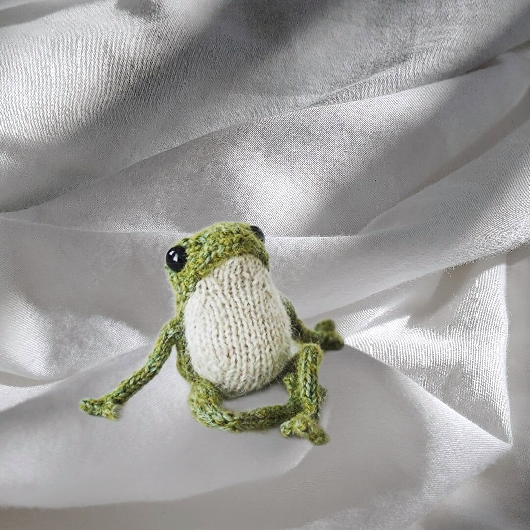 Five Frogs KNITTING KIT claire Garland Dot Pebbles Knits Collaboration ...