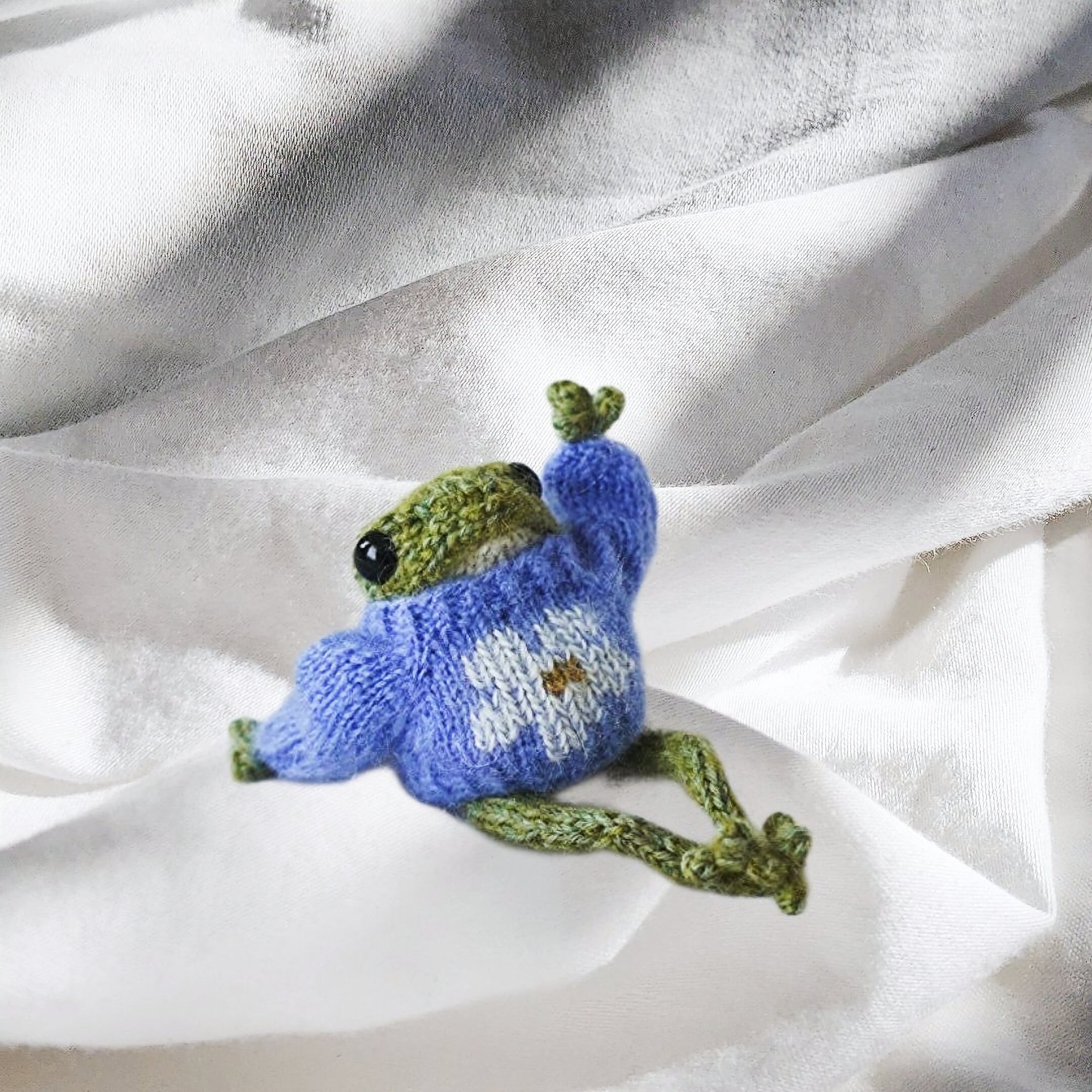 Five Frogs KNITTING KIT claire Garland Dot Pebbles Knits Collaboration ...