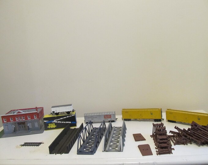 Lot of HO Train Accessories 4 Train Cars, 1 Building, 3 Bridges and ...