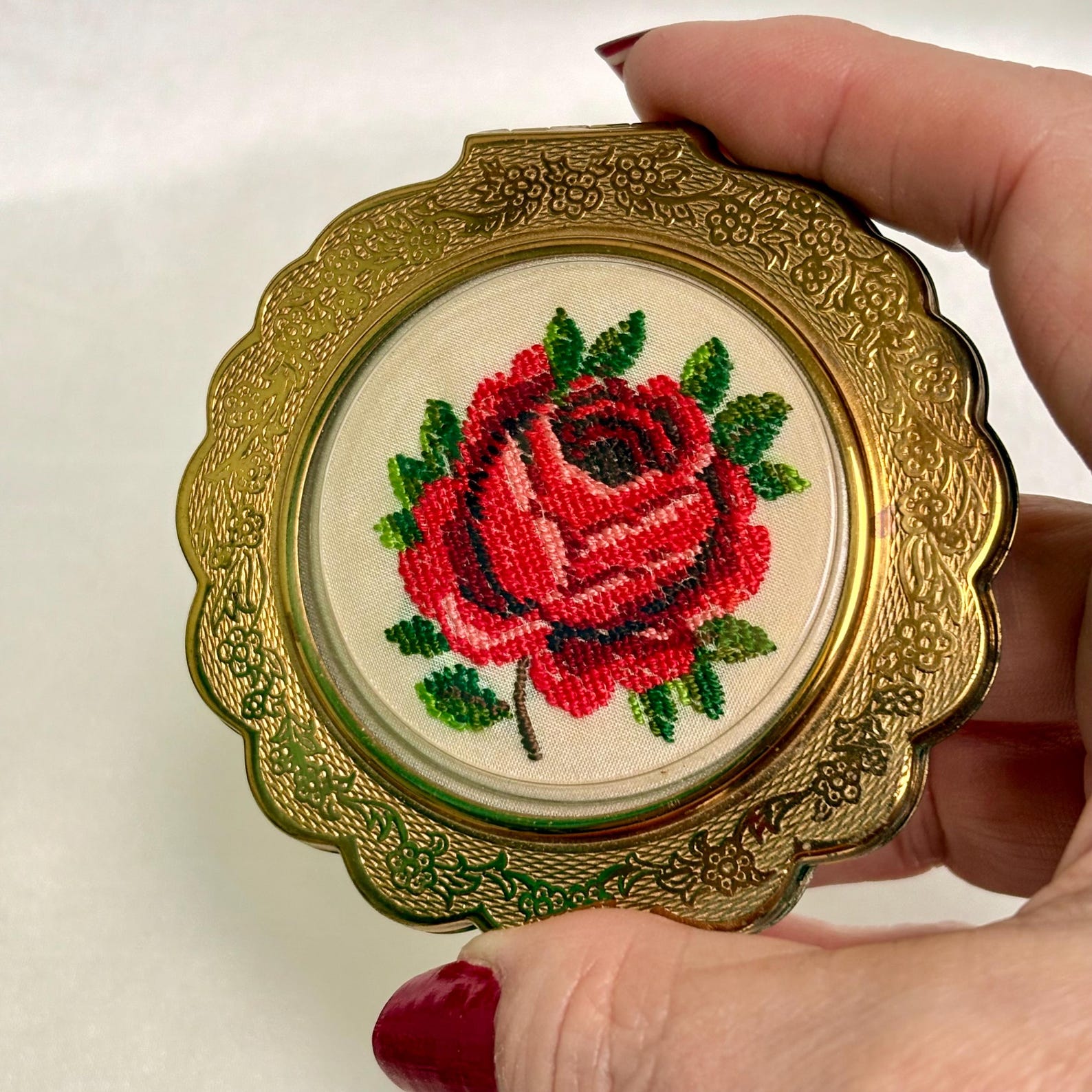 Le Rage Clamshell Compact. Petite Point Rose Design. Duchess Loose ...
