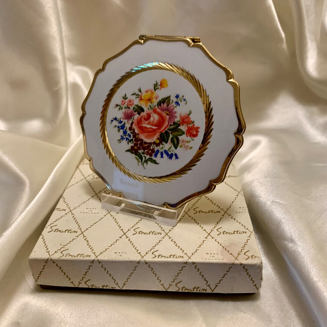 Stratton White Queen Convertible Compact. Diamond Cut With Flowers ...