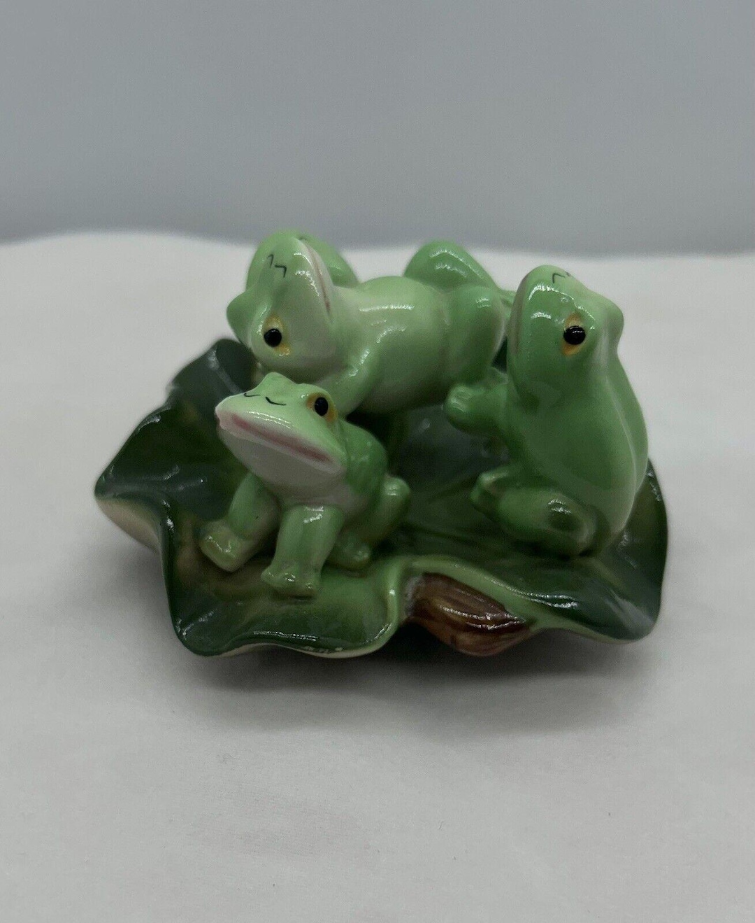 Vintage Green Frogs Lounging on Lily Pad Figurine 3 Frogs on Leaf GAR ...