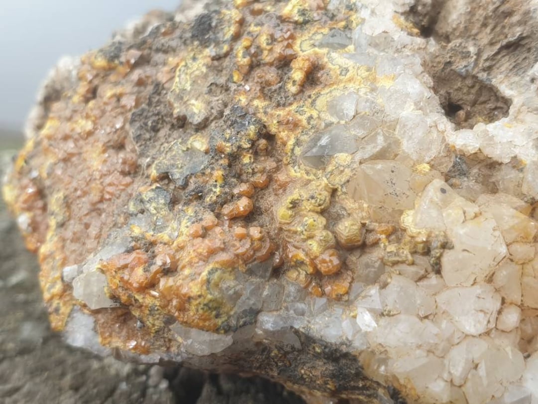 Campylite and Quartz - Dry Gill Mine - Mimetite - Quartz - Minerals ...