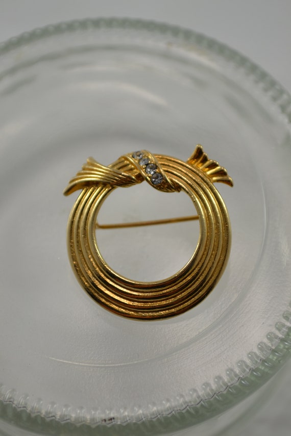 Signed Avon Gold Tone Wreath Pin - Gem