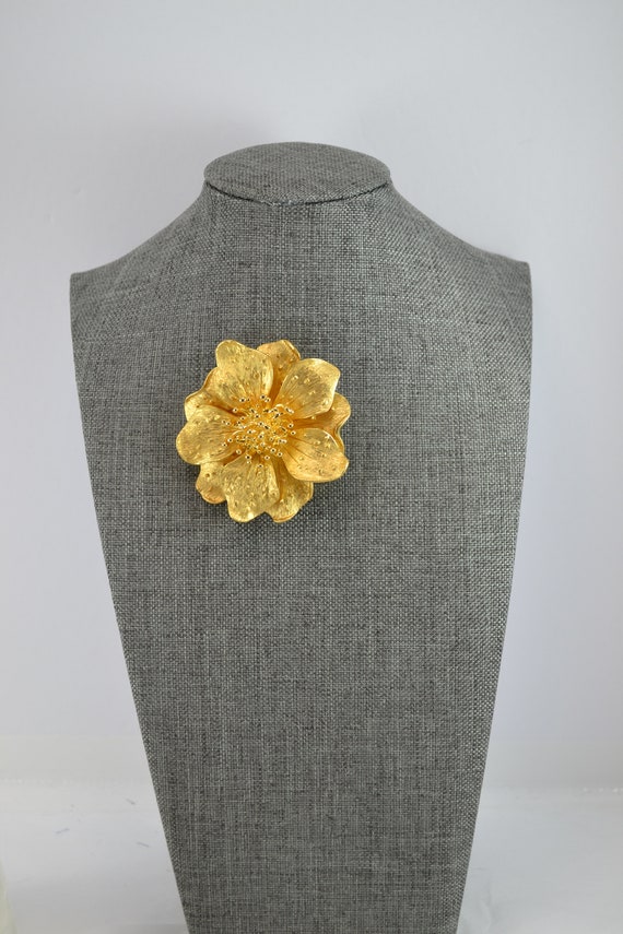 ivana signed flower brooch - Gem