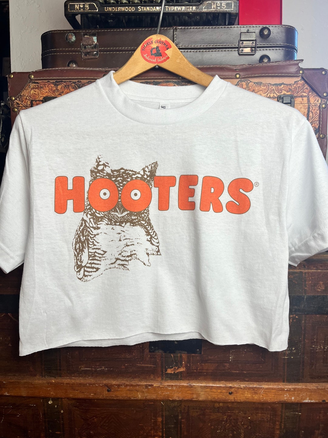 Hooters Crop Top Graphic T-shirt - Etsy