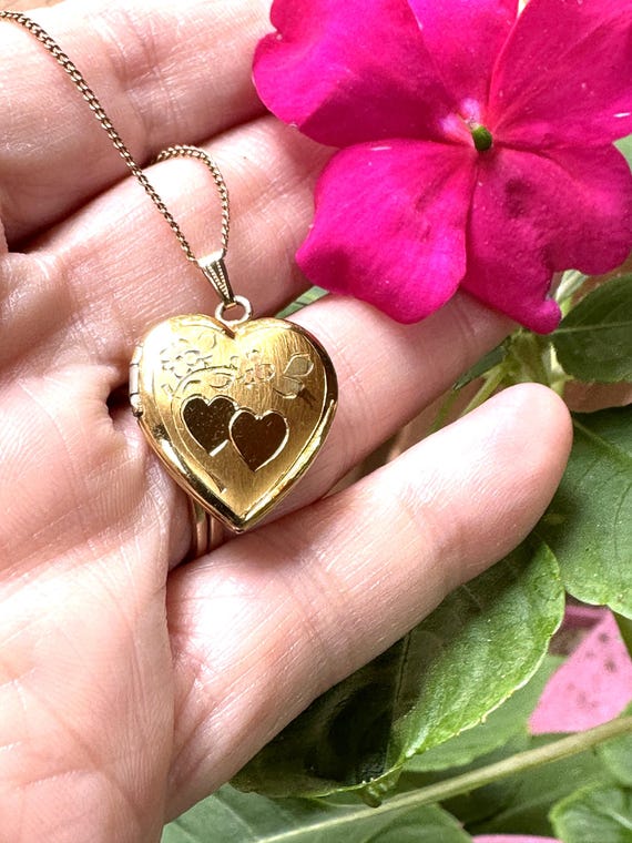 Vintage necklaces for sale store