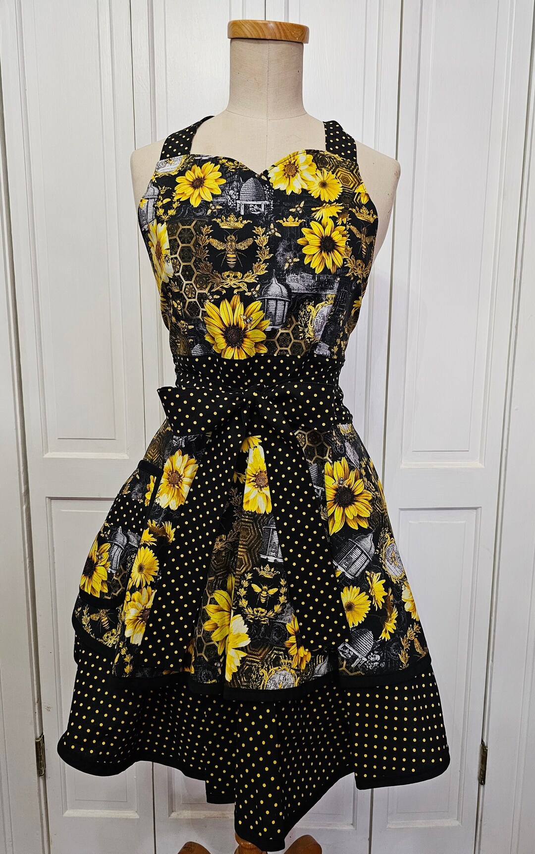 Retro Apron. Queen Bee Themed. - Etsy