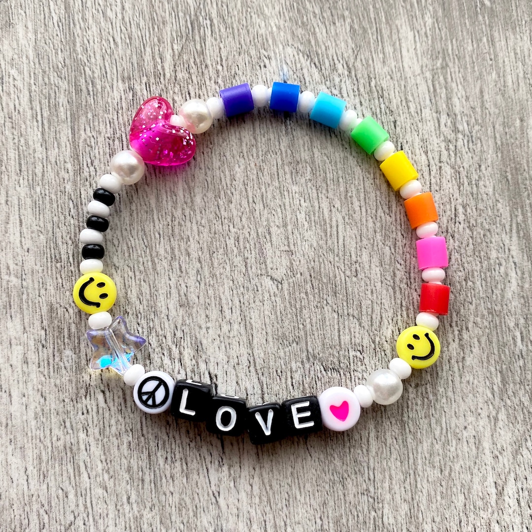 Bracelet de perles smiley arc-en-ciel fait main. Personnalisé avec n ...