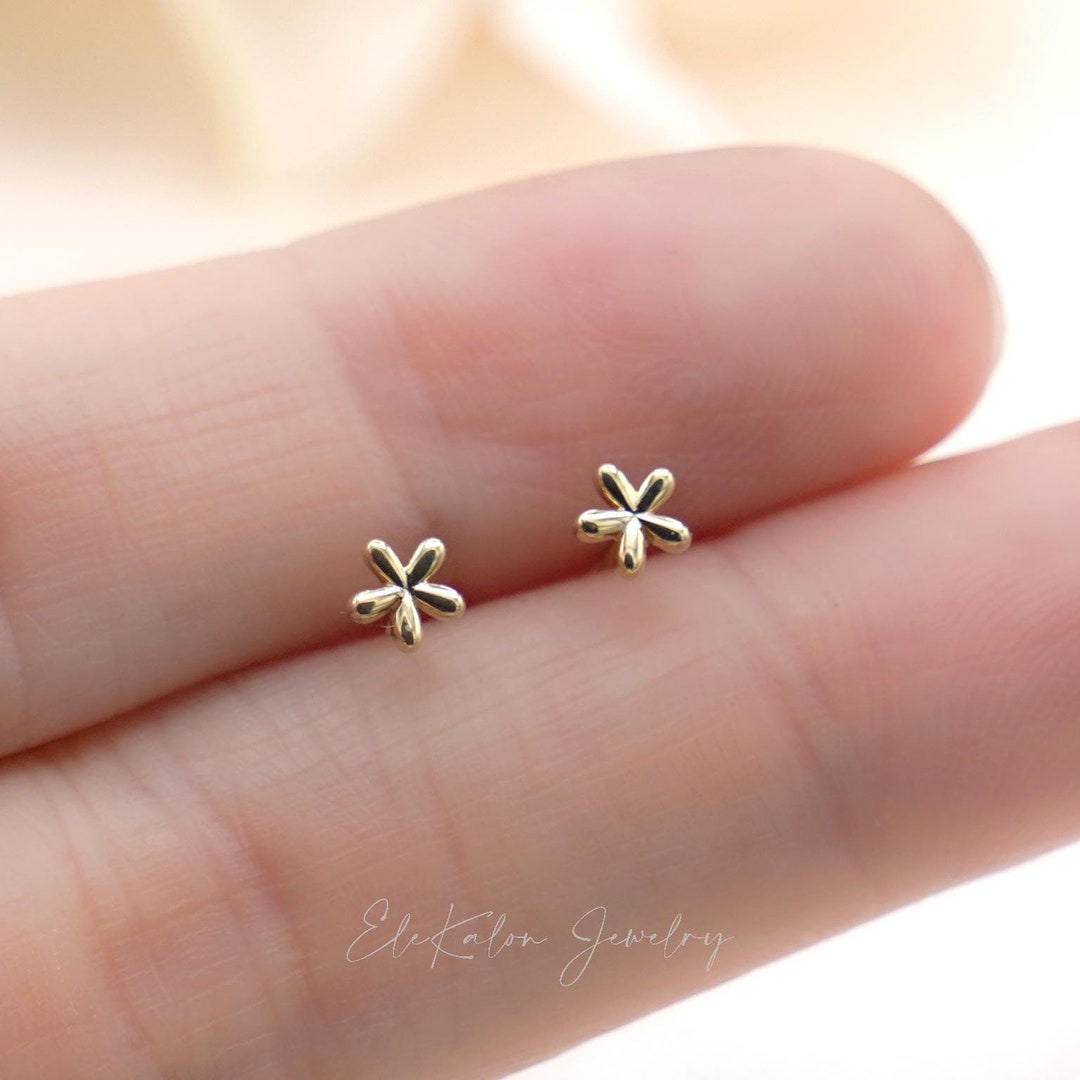 10K Gold Flower Studs Flower Earrings Daisy Flower Jewelry Minimal Earrings Dainty Earrings Floral Earrings Nature Jewelry Etsy