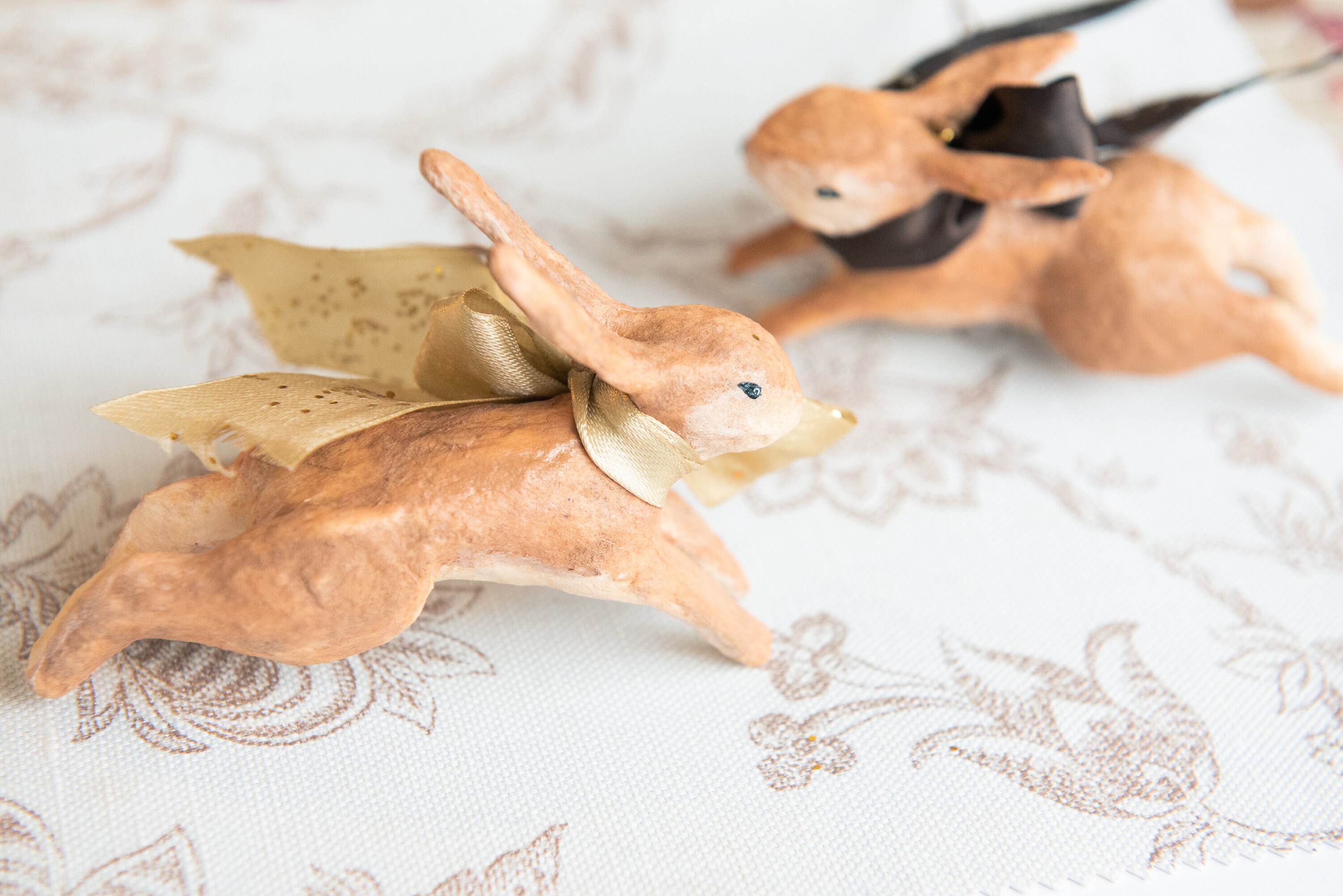 Lepre con corona e bacchetta magica in cotone filato