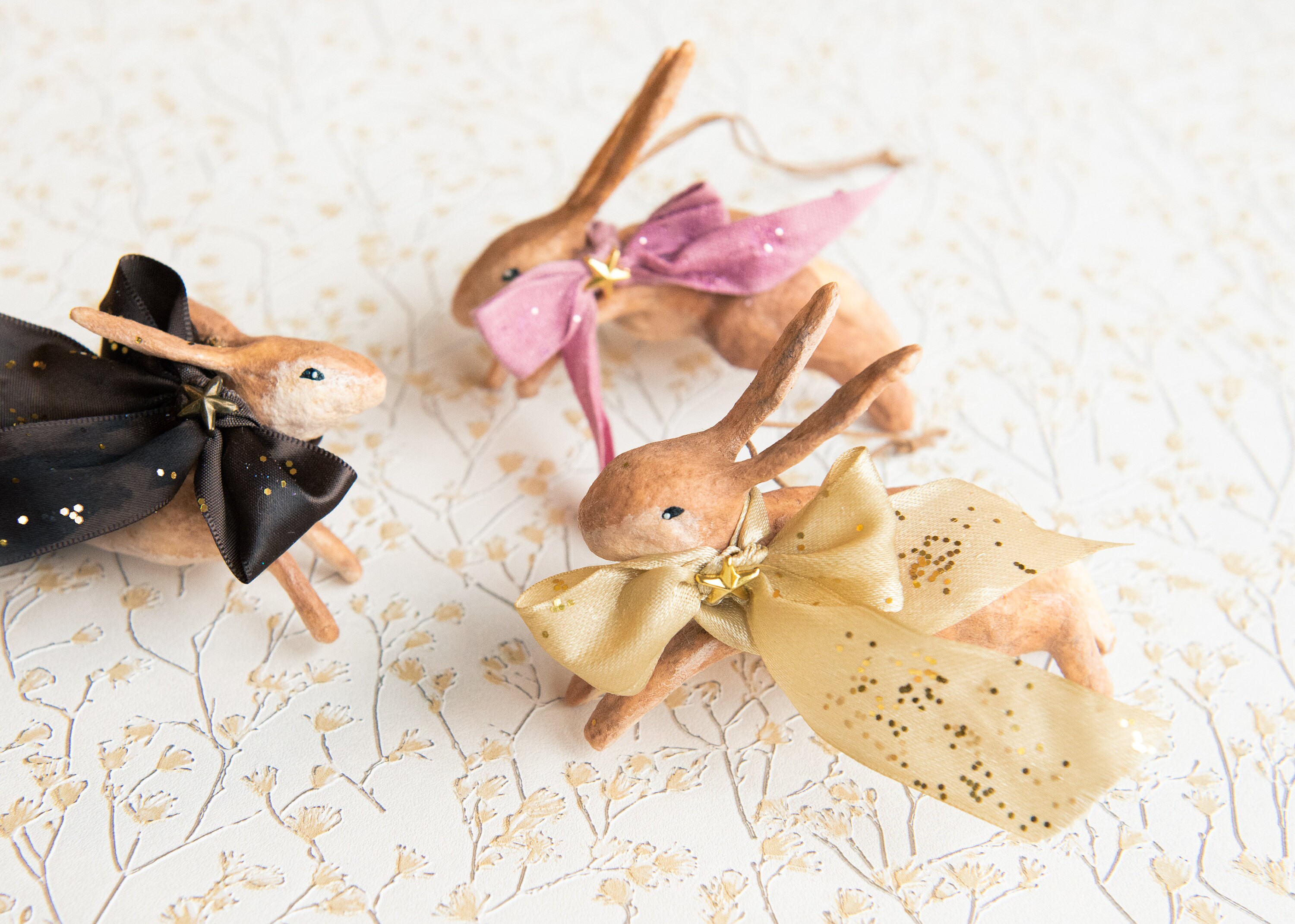 Lepre con corona e bacchetta magica in cotone filato