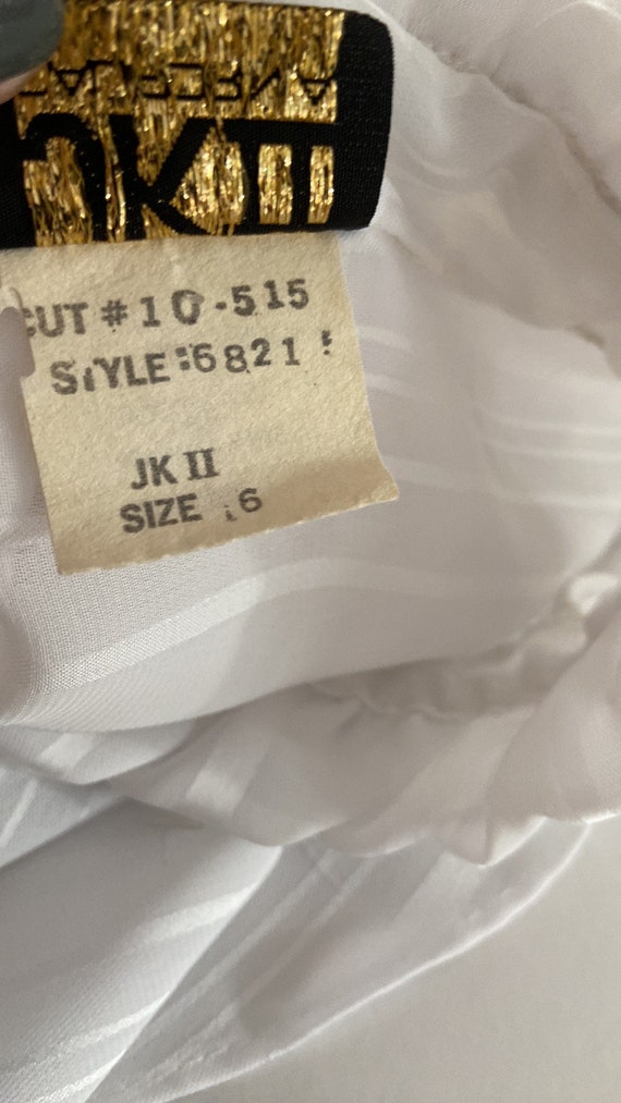 Classic Traditional Old Style 1980-1990 White Ruffle … - Gem