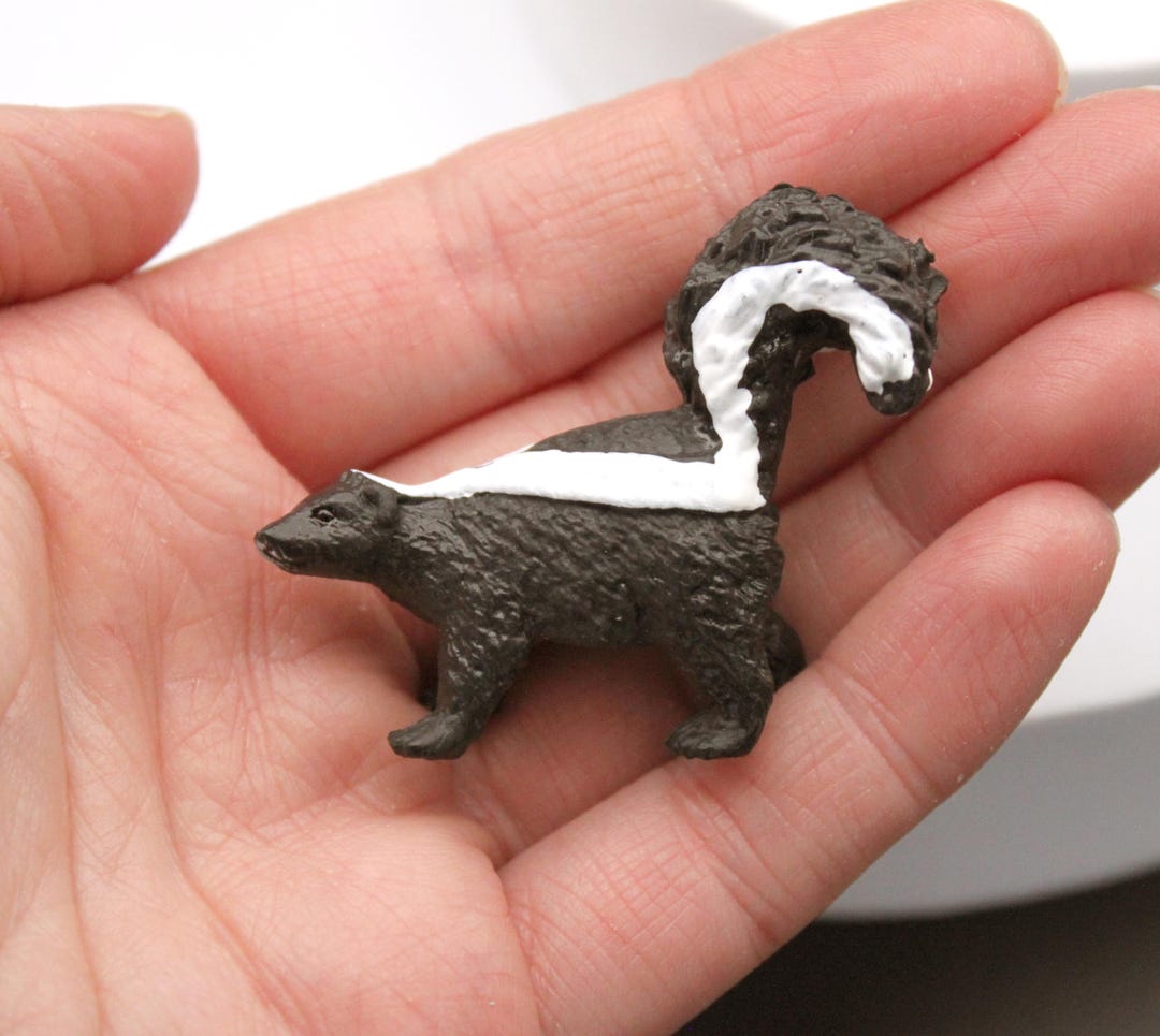 Skunk 1:12 Scale Miniature for Nature, Zoo Model Display, Mini ...