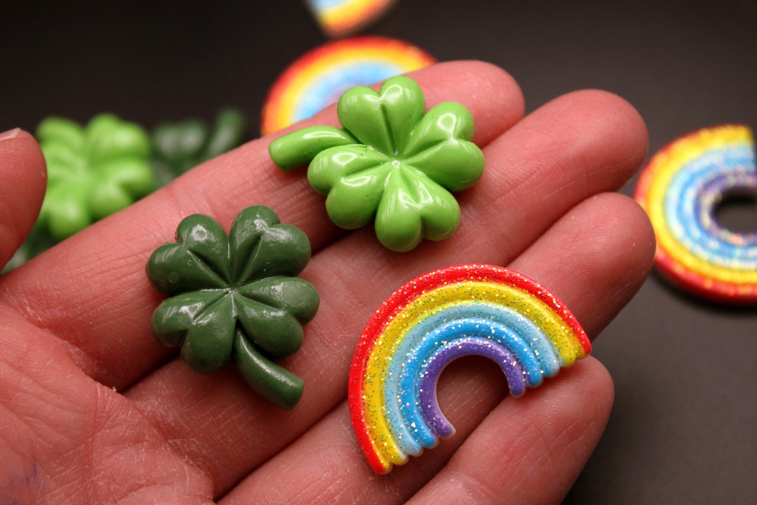 St Patricks Day 15 Pc Clover & Rainbow Polyresin Cabochon Mix of Green ...