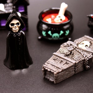 Executioner in Black Hooded Cloak, Wraith Figure W/ Spooky Skull Face ...