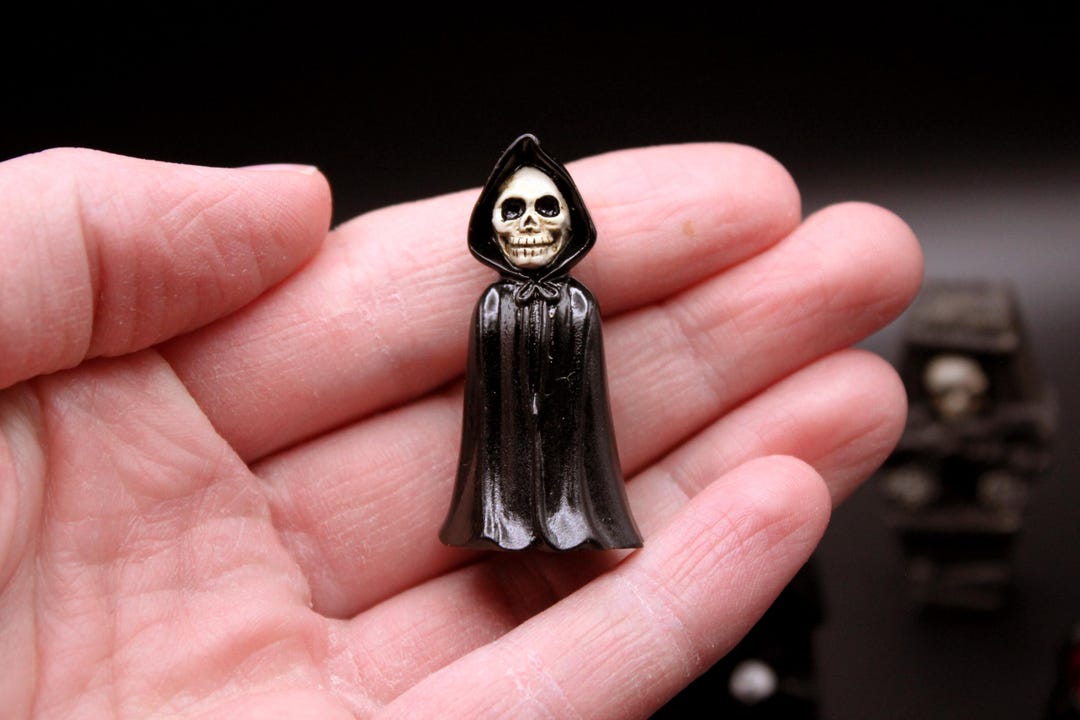 Executioner in Black Hooded Cloak, Wraith Figure W/ Spooky Skull Face ...