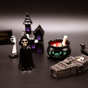 Executioner in Black Hooded Cloak, Wraith Figure W/ Spooky Skull Face ...