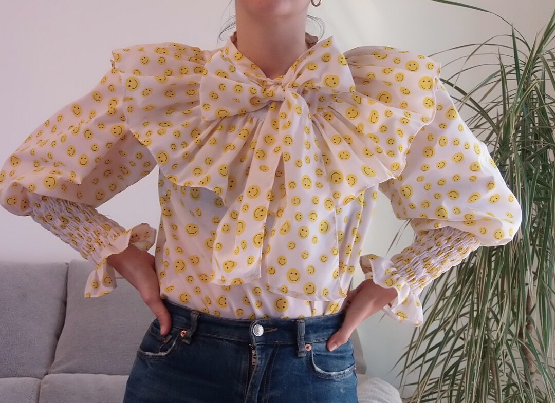 Handgemachte Smiley Gesicht Print Pussybow weiß und gelb Bluse / Fliege ...