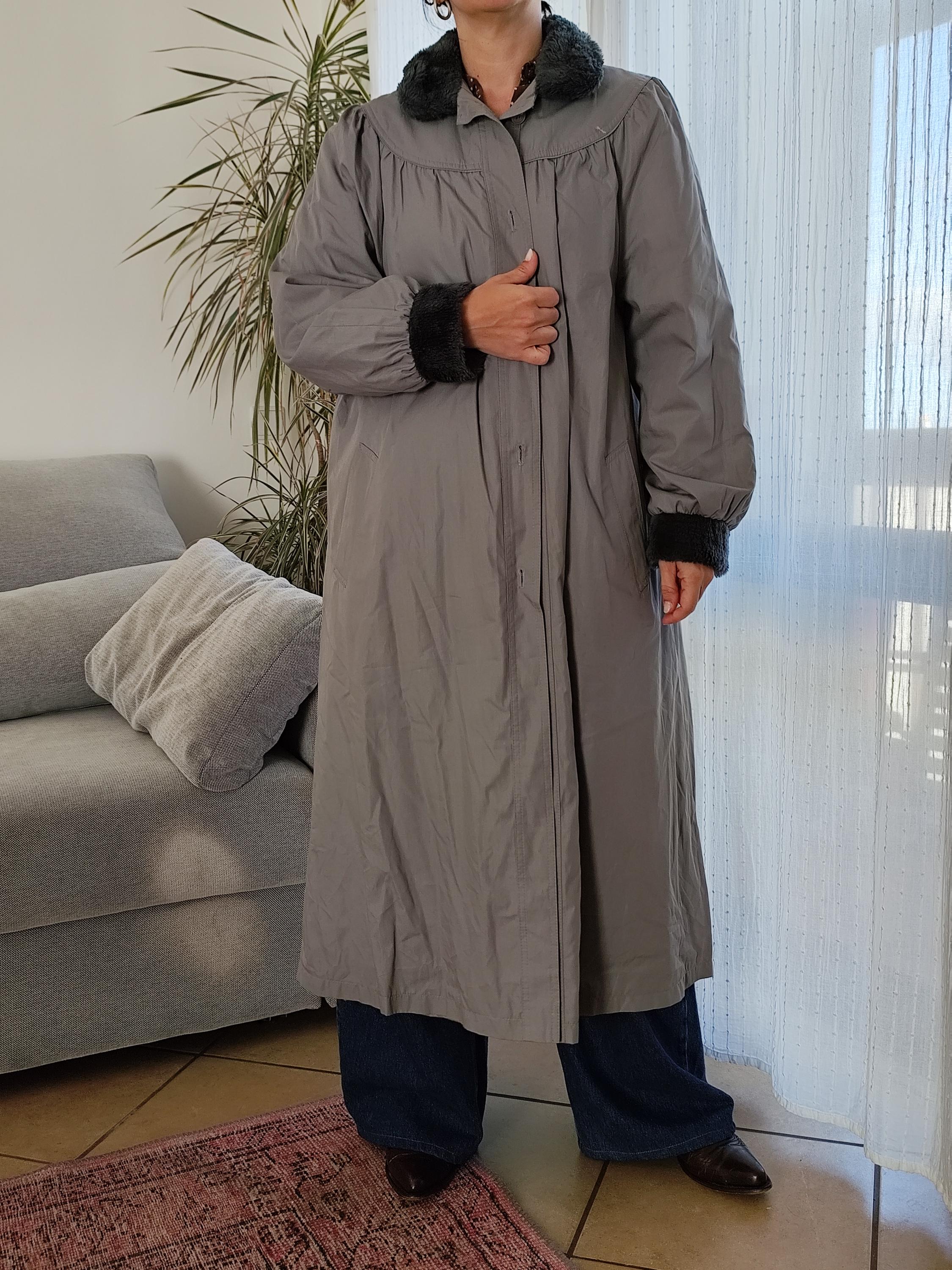 Trench coat cinza vintage dos anos 60 com gola e punhos de pele ...