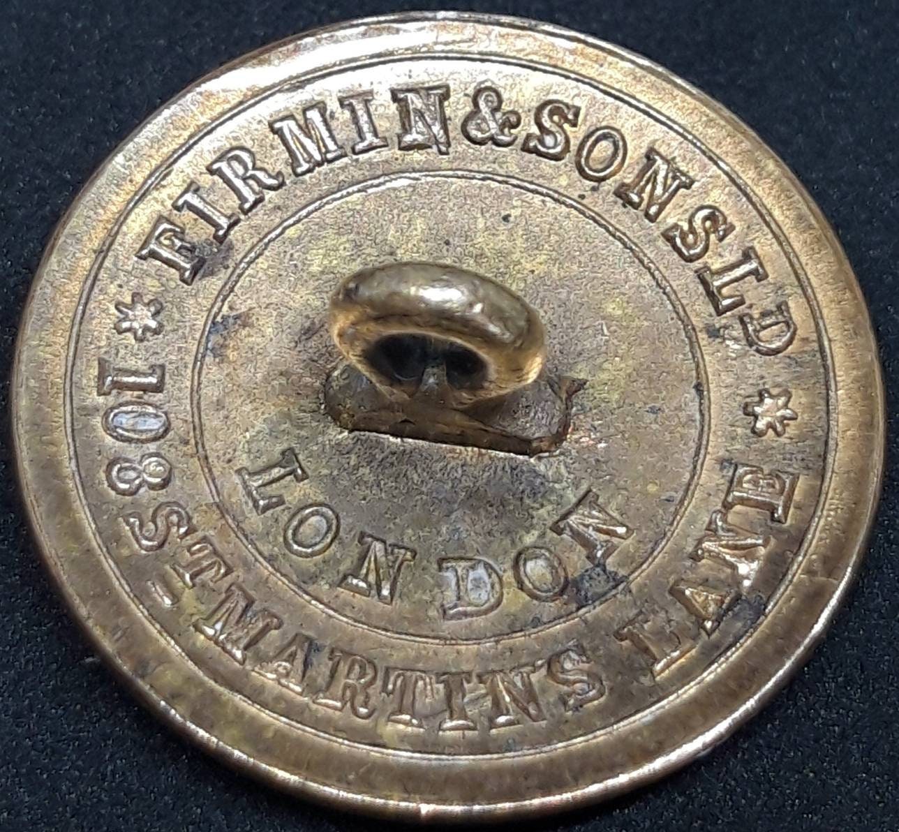 Antique Gilt Livery Button to an Unidentified Family. This A 26mm ...